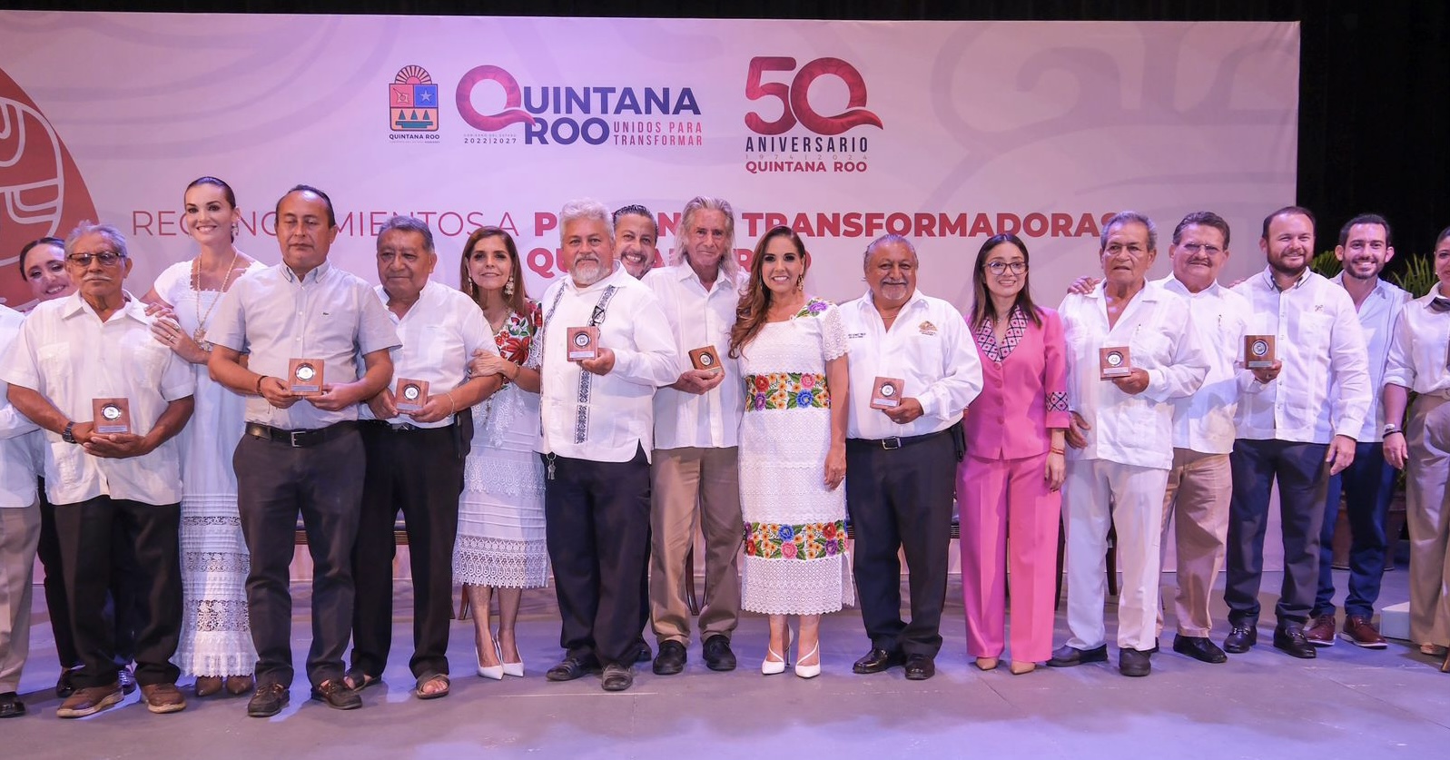 ENTREGA MARA LEZAMA RECONOCIMIENTO A 61 PERSONAS TRANSFORMADORAS DE ...