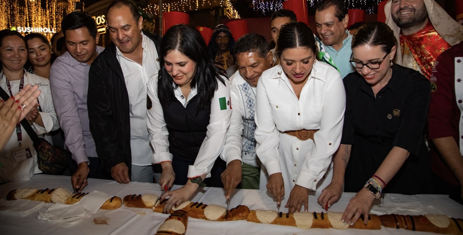 ESTEFANÍA MERCADO CORTA MONUMENTAL ROSCA DE REYES EN LA QUINTA AVENIDA DE PLAYA DEL CARMEN ...